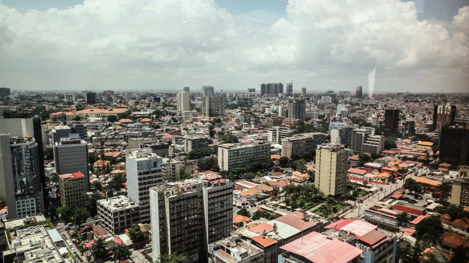 Governo angolano reafirma promessa de metro de superfície em Luanda ...
